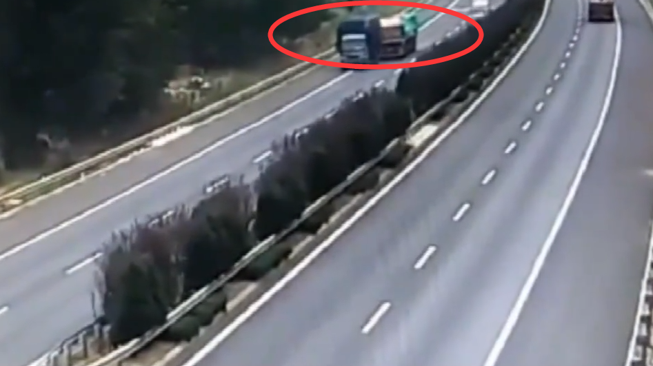 高速路两货车硬碰硬 惨烈追尾 ,两位货车司机当场死亡