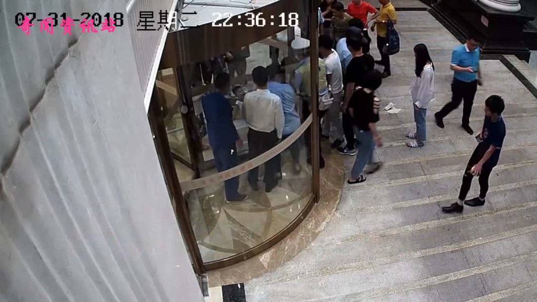 熊孩子贪玩被旋转门“咬住”脚