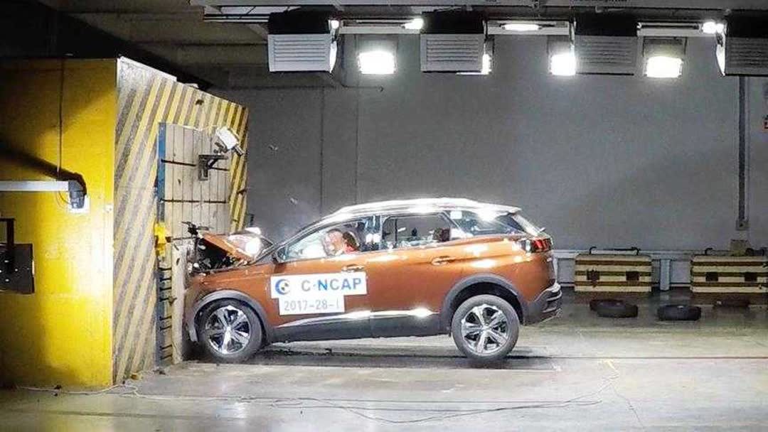 看看东风标致4008以50公里时速正面100%碰撞后会发生什么