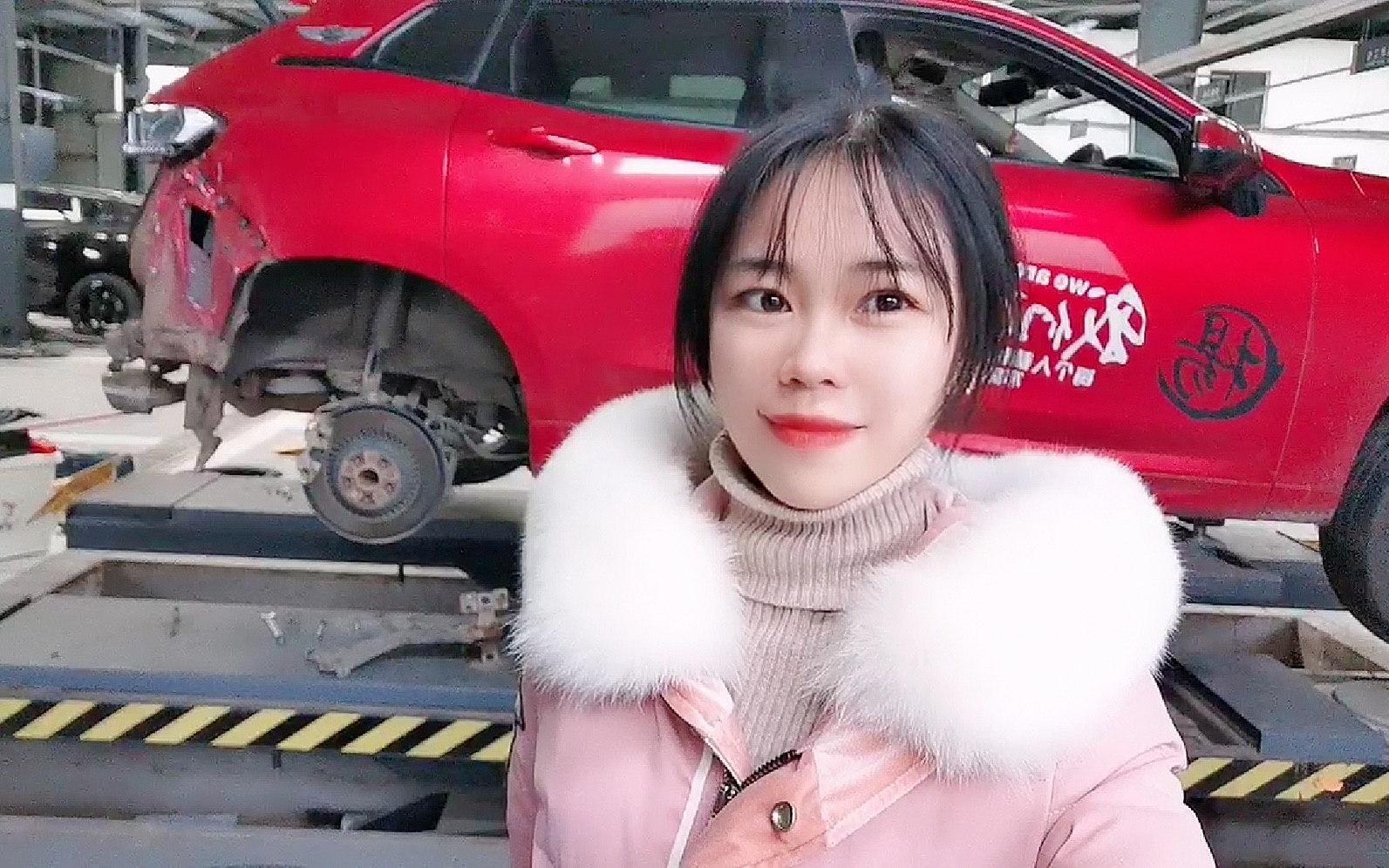 倒车能把车子撞烂成这个样子,太猛了,开车安全第一