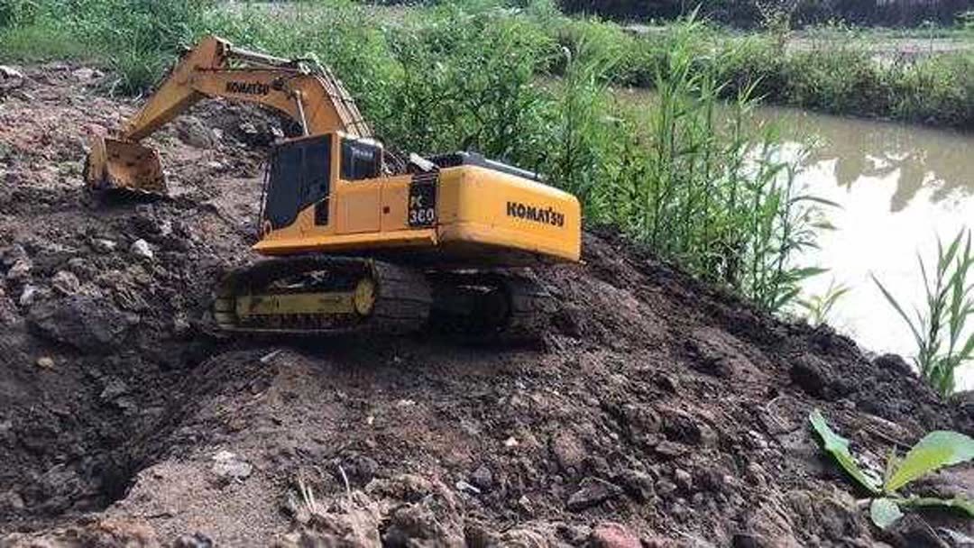 RC 模型挖掘机司机开过小河沟 差点就开翻了 好悬