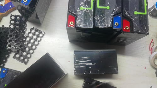 小伙在网上买回电池盒要自己组锂电池