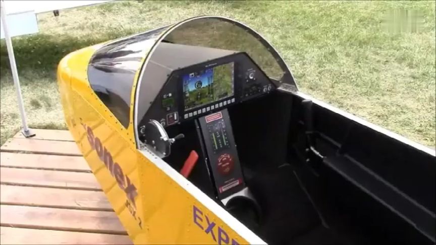 还以为是rc模型飞机,但老外坐进驾驶舱的时候我不蛋定了