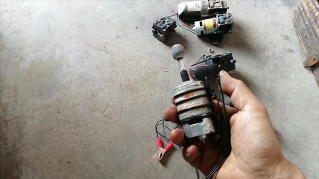 电动喷雾器换下来的坏水泵别丢了,制作一个电动工具简单又实用