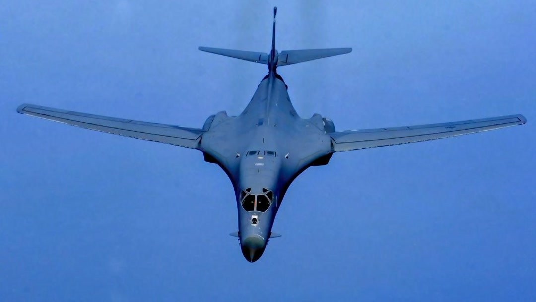 携带王牌导弹,美军战略轰炸机飞越西太,上演钳形攻势