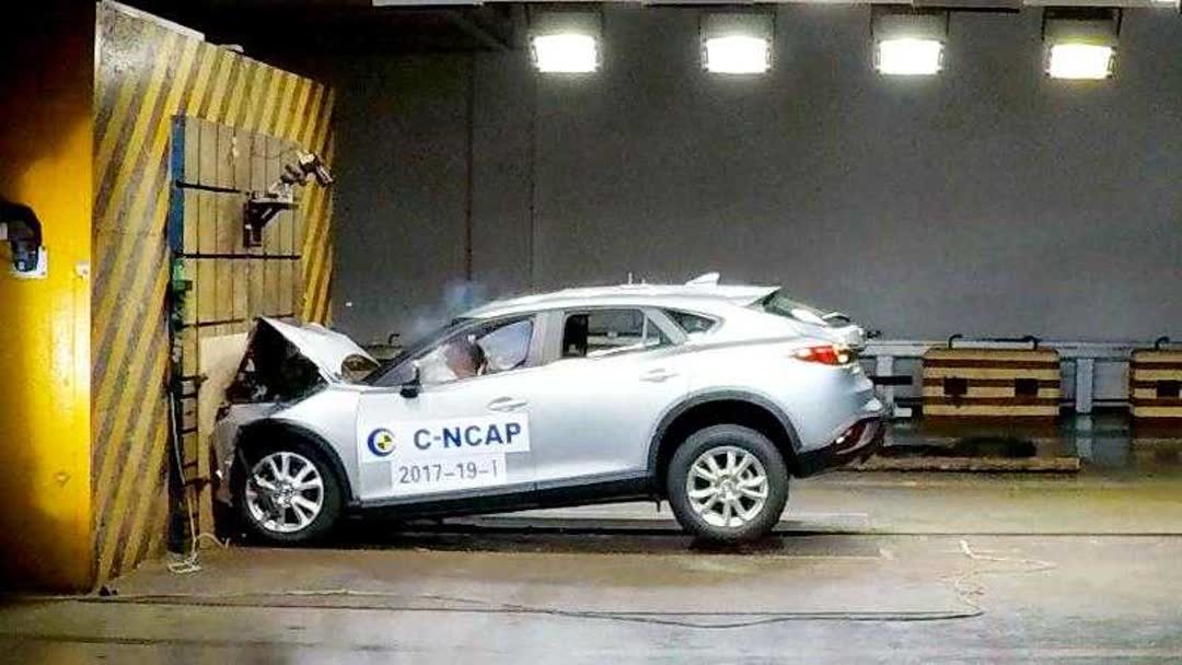 看看马自达CX-4以50公里时速正面100%碰撞后会发生什么