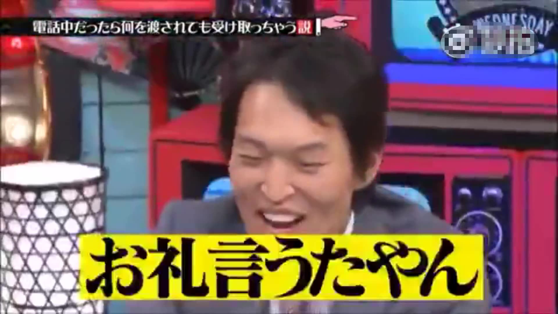 据说在接电话的时候,无论给什么都会拿!