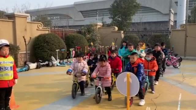 #孩子的快乐很简单 #交通法规宣传 #遵守交通规则
