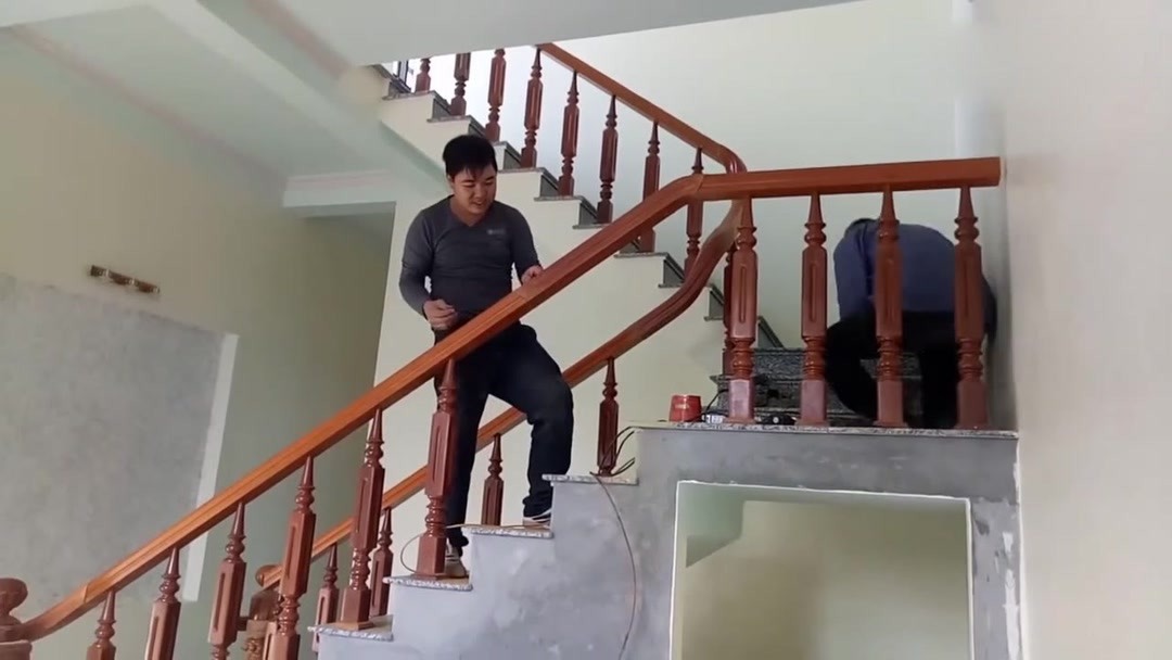 木工安装实木楼梯，最费事的应该是拐角处，看木匠高手如何操作的