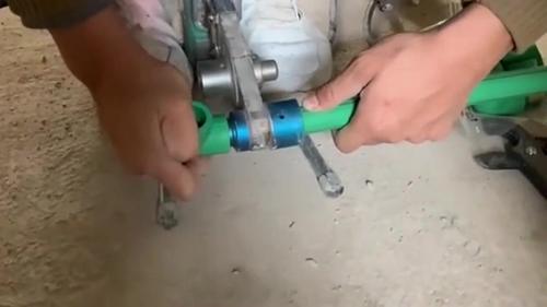 水管热熔就要快准狠,下手绝对不要犹豫,如果犹豫了很有可能就会出错