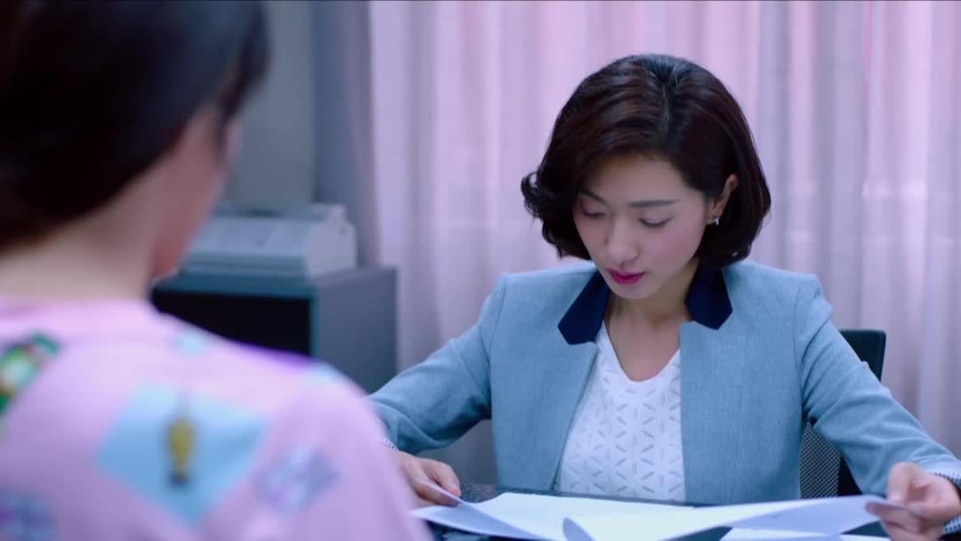 经理面试新员工,主任看入了迷,引得大家大笑