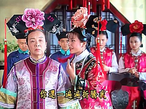 还珠格格 第一部 07容嬷嬷教礼仪,小燕子竟学会了“社会步”,容嬷嬷气...