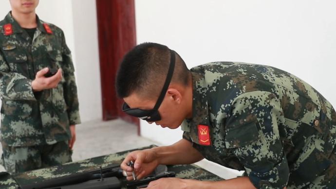 神速!军械员蒙眼拆装4支枪械仅用4分32秒