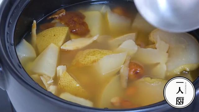 总是觉得口干舌燥,我经常给家人煮点梨汤,甜甜的很好喝
