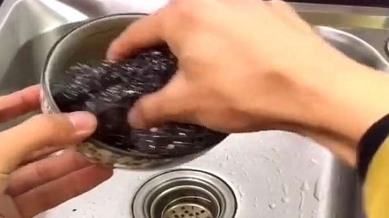 钢丝球别用错了,这样使用不伤手又干净钢丝球厨房收纳