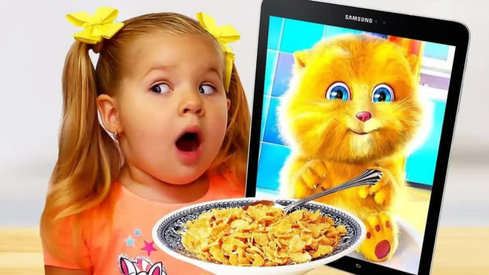 小女孩和汤姆猫的有趣互动,模仿汤姆猫一起吃早餐和玩游戏吧!