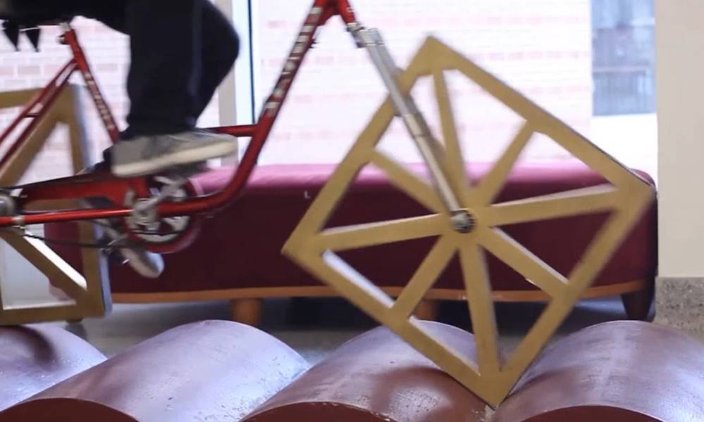 继奇葩三角形车轮之后,老外又自制正方形车轮,没成想还真有用