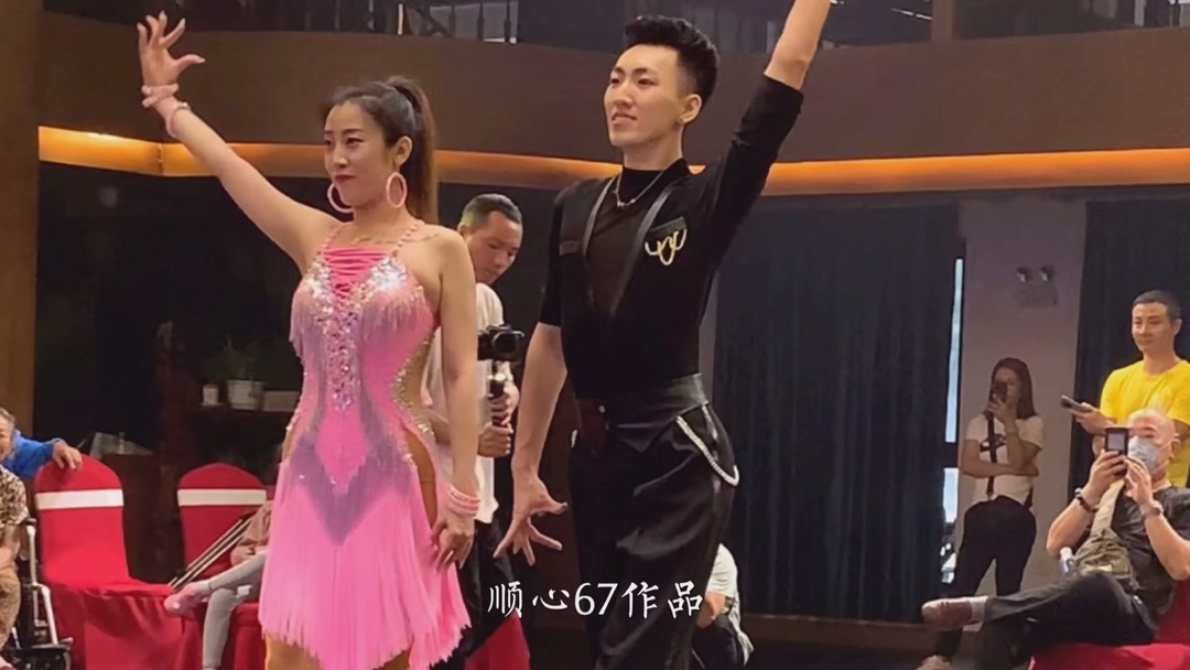 果果不不舞蹈工作室开业,姐弟俩身着盛装登场表演精彩舞蹈,视觉盛宴!