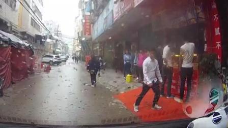 开车不注意,差点撞到乱走的行人