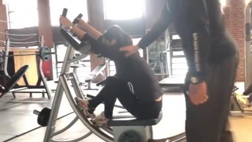 健身房小姐姐用健身器材,都是按自己理解的动作来啊