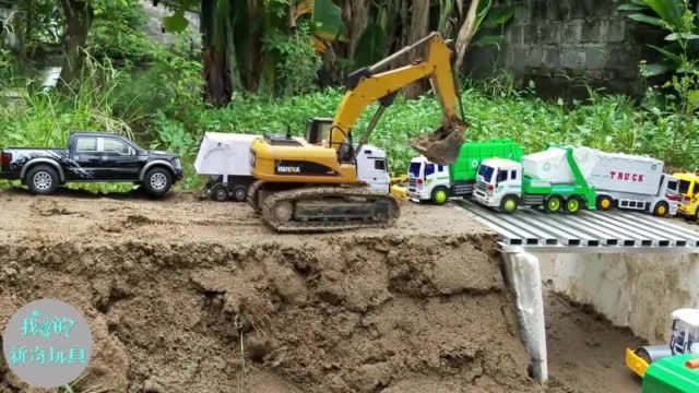 小朋友的汽车模型玩具,大卡车又超载了,还要挖掘机帮忙推车