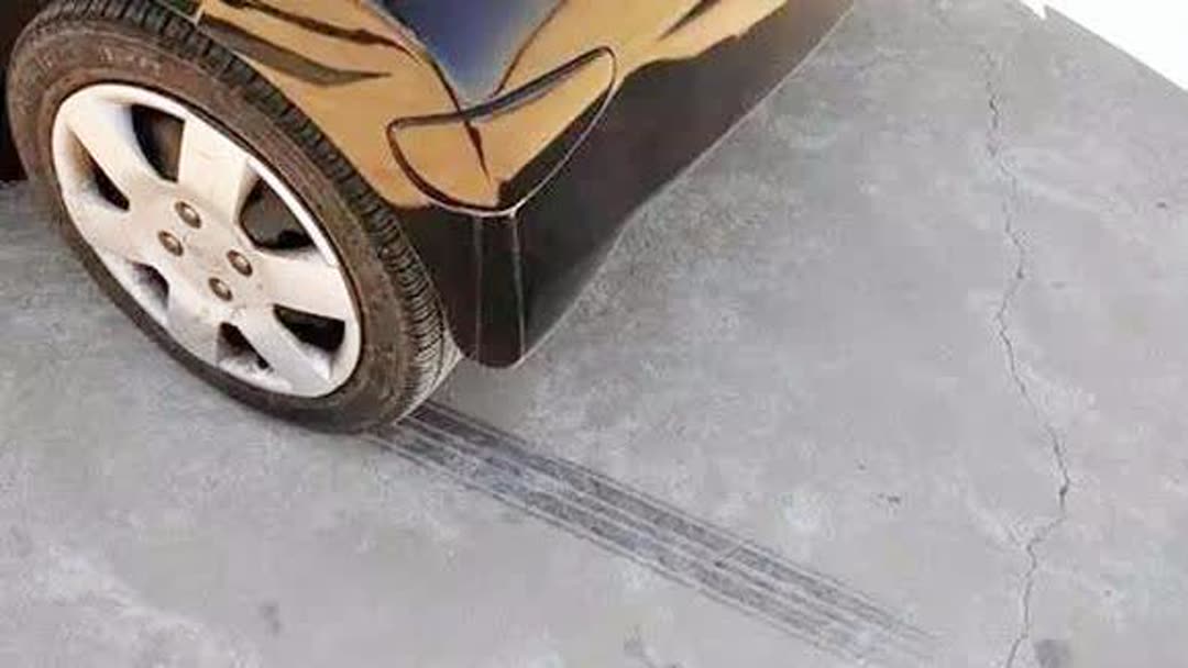 紧急停车时,要不要离合刹车一起踩?老司机解答,好多新手做错!