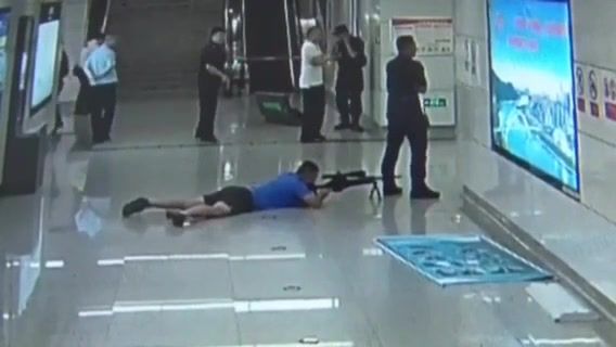 反应迅速,成功解救人质。南宁地铁劫持人质案件处置民警获表彰!你...
