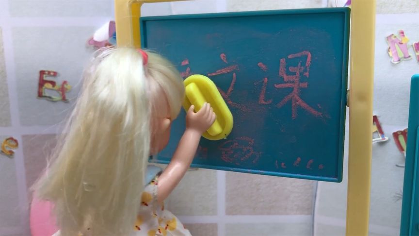 新学期开课了,老师安排同学们打扫教室卫生,小芭比负责擦黑板