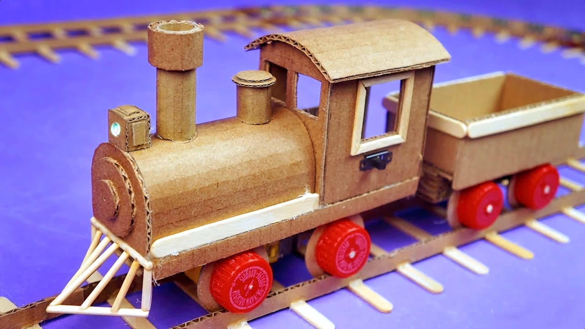 米趣实验室:牛人用纸板制作电动小火车,看着很好玩的样子!