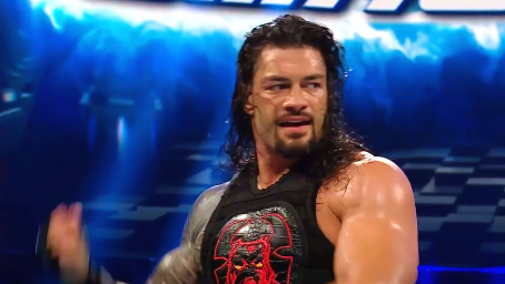 WWE罗门伦斯帅气拿下巴迪墨菲,大招爆桌超人飞拳飞冲肩瞬间炸场