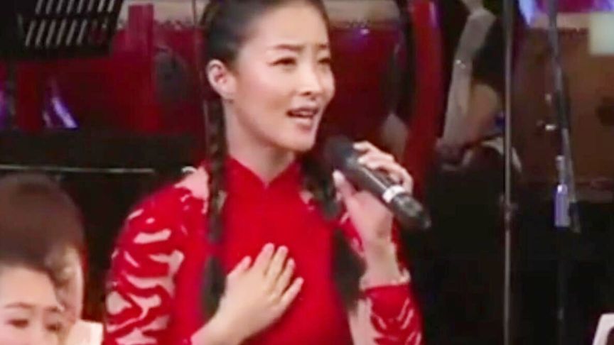 云飞、王小妮《一对对鸳鸯水上漂》,好听且极具民族特色