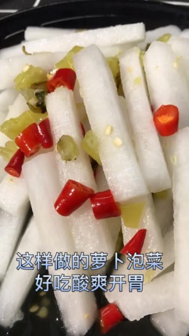 ...泡椒和泡椒水,两片柠檬,搅拌均匀把萝卜压出水侵泡入味,放冰箱保鲜...