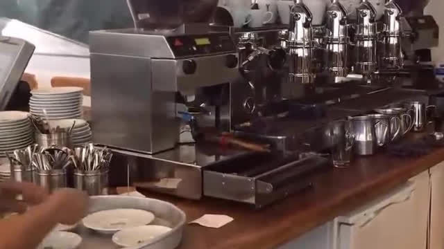 看咖啡师如何制作意式浓缩、卡布、馥芮白、拿铁、玛琪雅朵