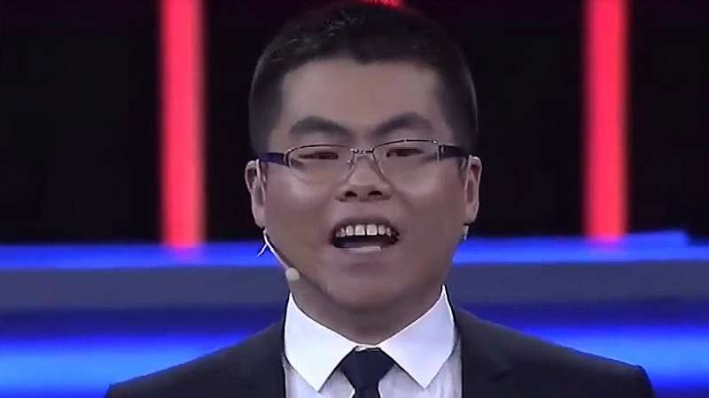 30岁求职男上台自我介绍太精彩,长得不咋样,对女生要求还挺高