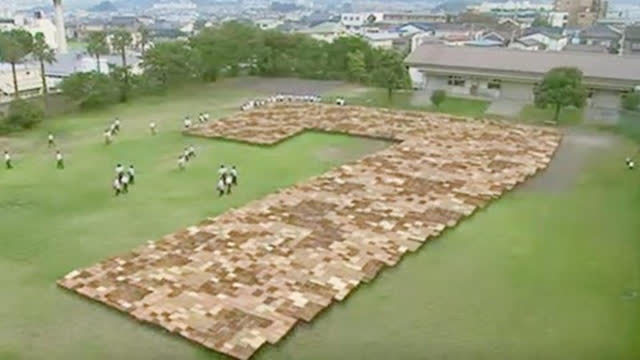 每天凌晨,这所学校里的课桌都飞到操场组成倒计时数字