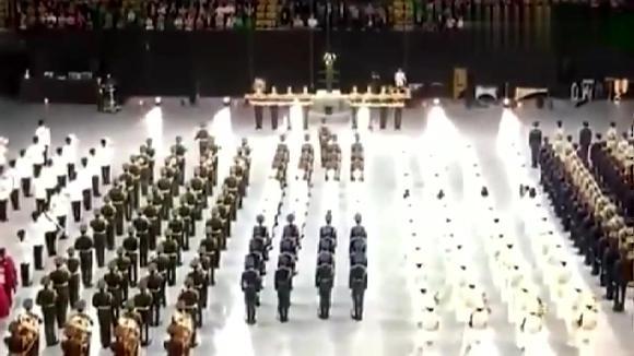 解放军升旗仪式,国歌响起的时候全场起立,震慑我心!