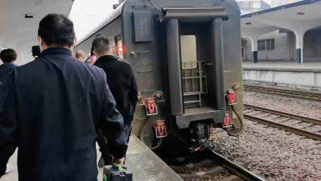 实拍火车进站全过程,一位大叔忘了拿水杯,下火车时太匆忙了