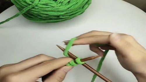 在织围巾的时候,起针的方式有很多种,这也是其中一项!