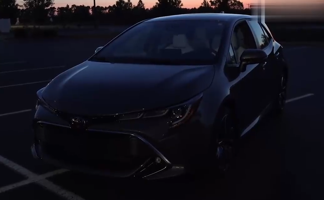 2019款丰田卡罗拉的夜间灯光效果展示