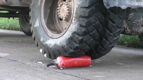 常见的灭火器到底有多结实?看老外用大卡车辗轧一下就知道了!