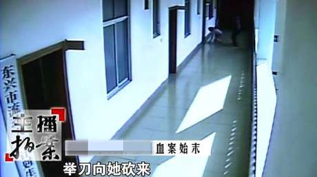 男子持刀慢悠悠走进大楼,短短15秒内杀害2人重伤4人,画面曝光