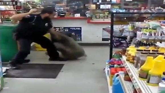 美国警察暴打小偷,这也太狠了