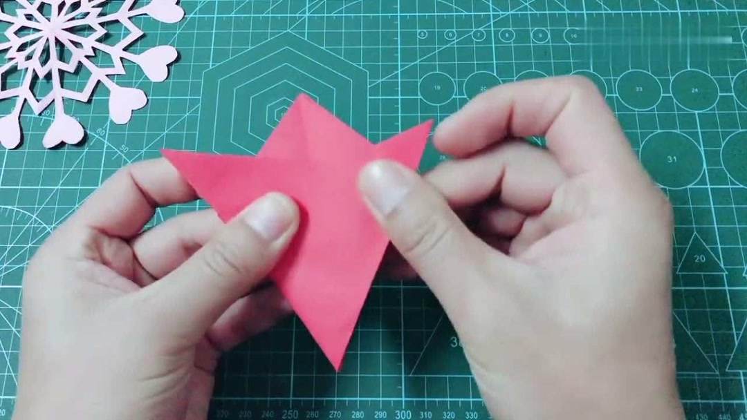 漂亮的剪纸窗花,看似复杂其实特别简单,看一遍就会了