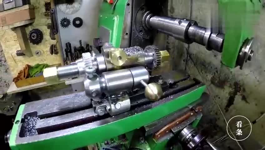 牛人自制的成品复印器,用来批量加工一种零件,反正我没看懂