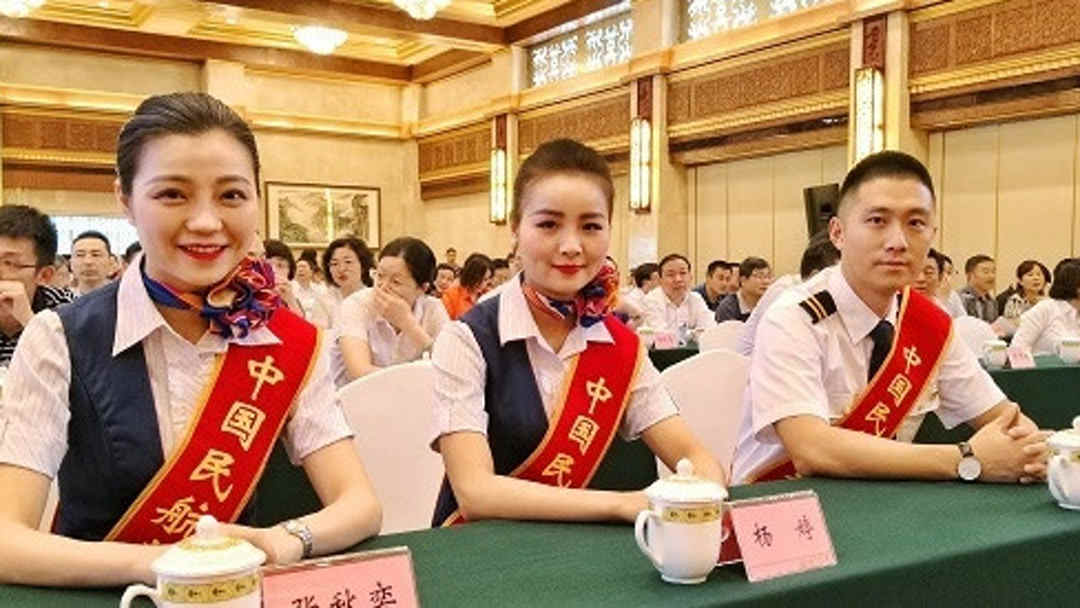 川航3U8633机组获“英雄”称号 机长享省级劳模待遇