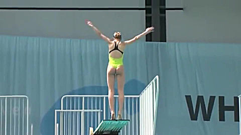 女运动员跳水动作太迷人,但落水姿势很尴尬