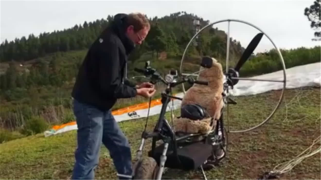 牛人发明飞行自行车,空中时速达120km/h,网友:解锁风扇新用法