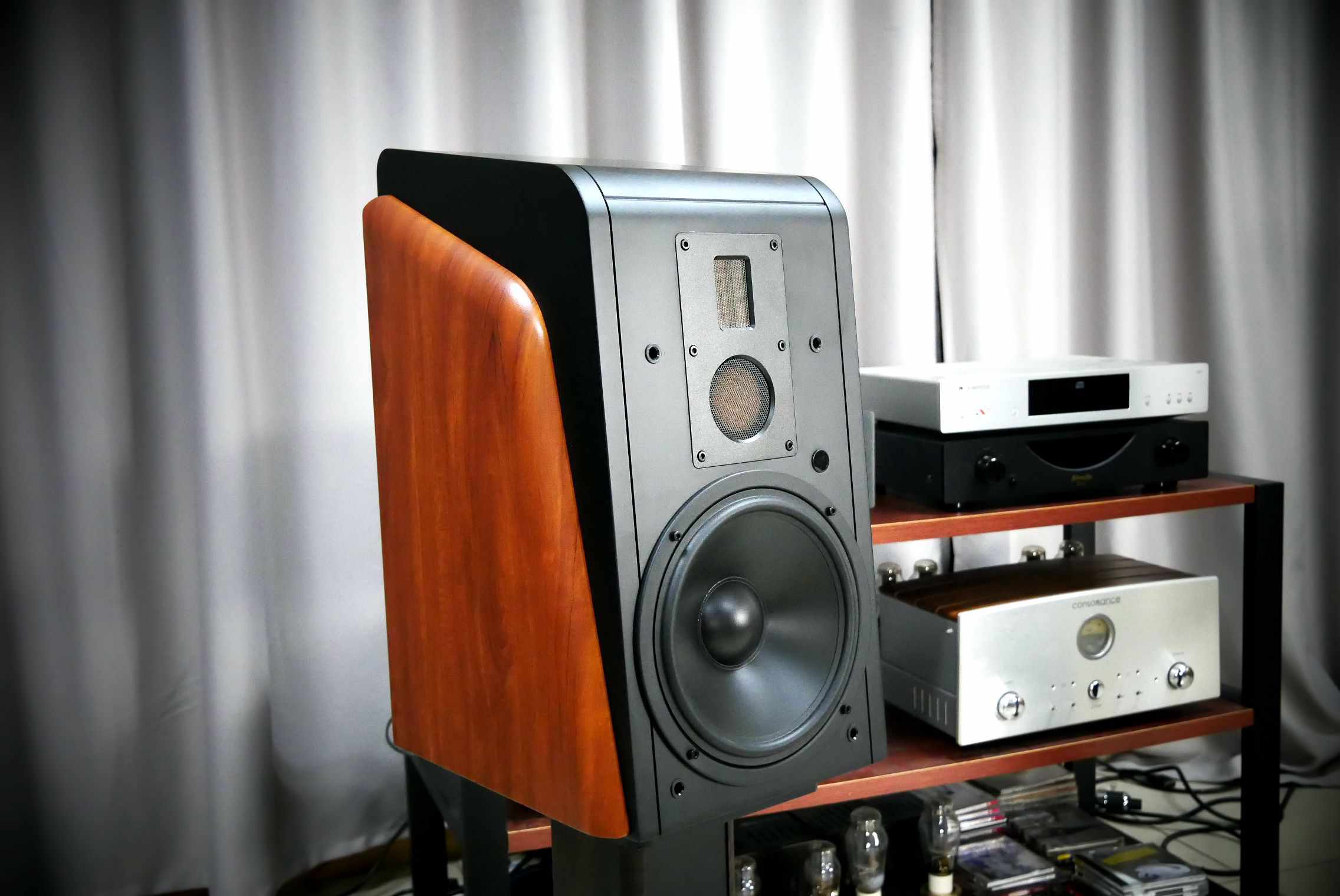 八寸低音、等磁场带式高音 惠威M500三分频有源音箱评测
