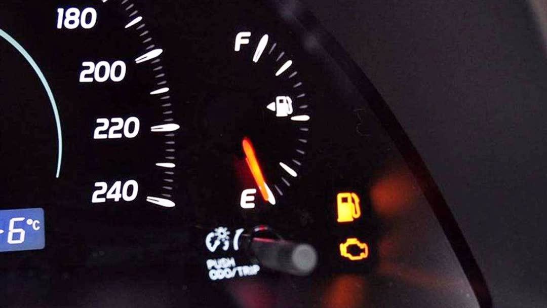 汽车油表灯亮了不及时去加油,真的会烧掉油泵吗?看完你就释然了