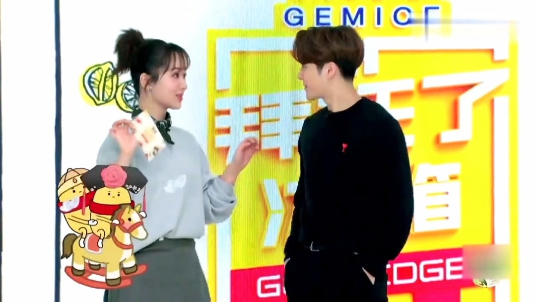 杨紫浮夸尖叫演小燕子，王嘉尔捶墙不冷静，何炅笑着抱不平